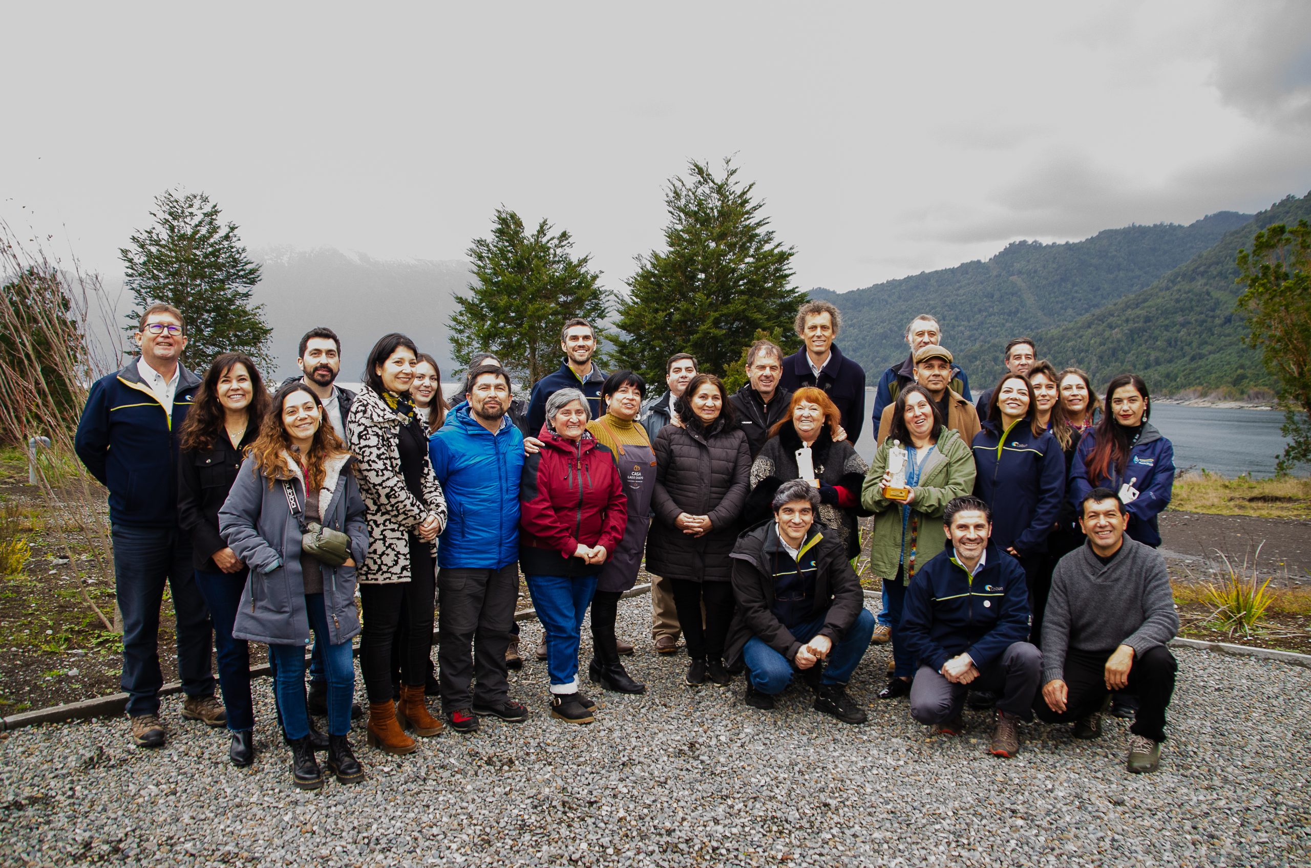Generadoras de Chile premia a la Mesa de Turismo y Fomento Productivo del Lago Chapo - Crónicas ...